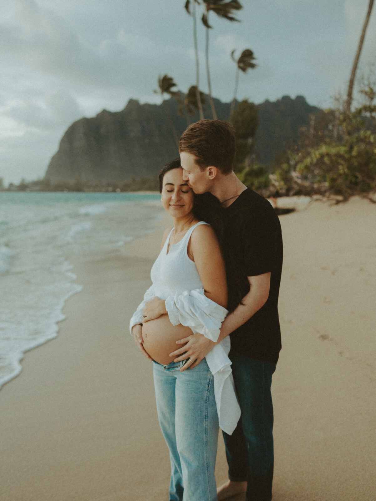 Intimate Maternity Photography on a Beach in Oahu - valoryevalyn.com