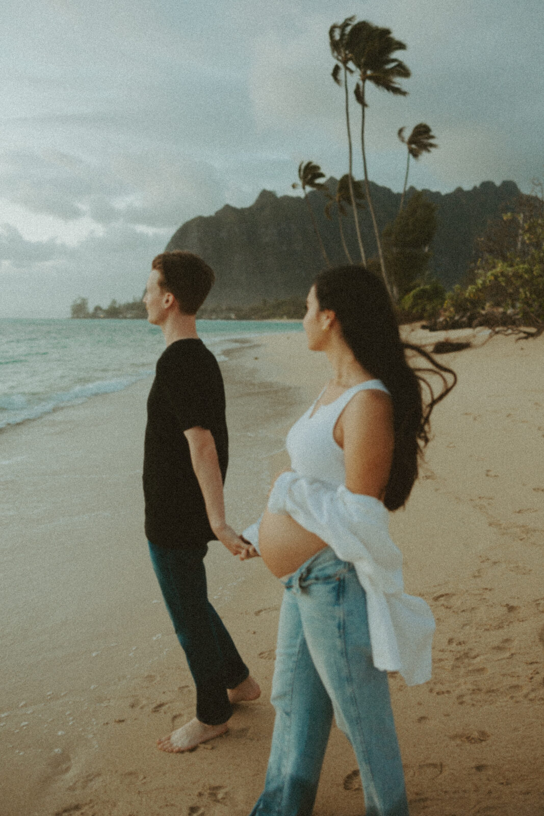 Intimate Maternity Photography on a Beach in Oahu - valoryevalyn.com