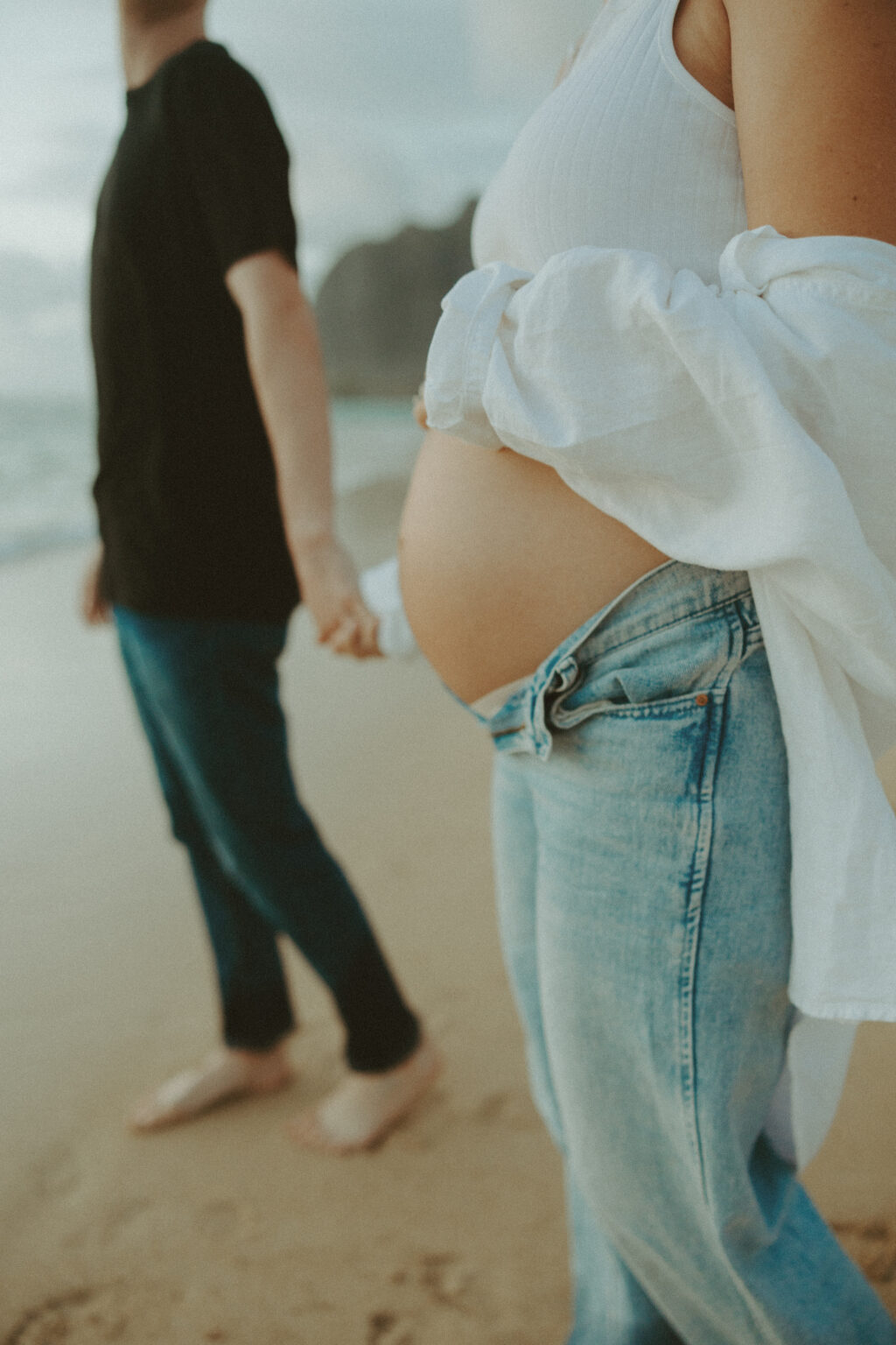Intimate Maternity Photography on a Beach in Oahu - valoryevalyn.com